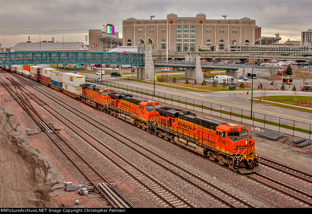 BNSF 5749 Leads Z-CHIDEN7-15